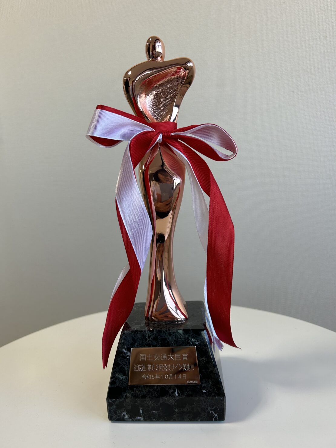 国土交通大臣賞のトロフィーです。 - ダイワ看板株式会社